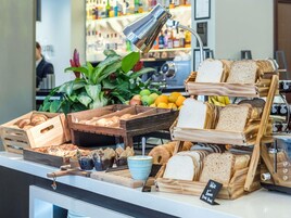 Pequeno-almoço completo diário mediante uma taxa 