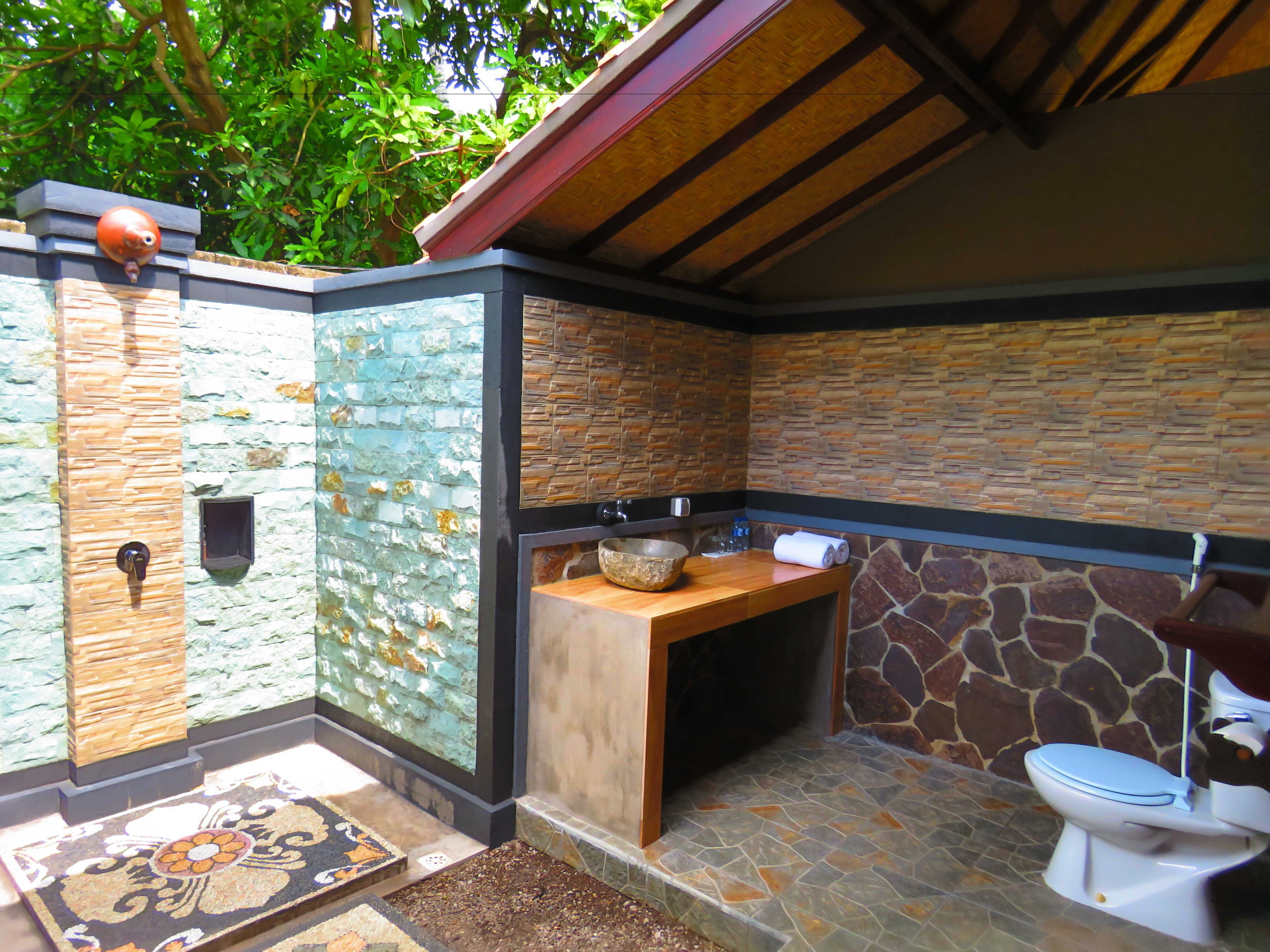 Quarto Deluxe | Casa de banho | Um polibã, artigos de higiene pessoal grátis, toalhas fornecidas 