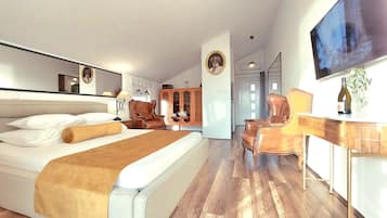 Quarto casal superior, sacada, vista parcial para o mar | Lençóis italianos Frette, roupas de cama premium, edredons de pluma