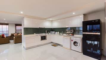 Three Bedroom Apartment | Cozinha privada | Um frigorífico, um micro-ondas, uma chaleira elétrica, mesas de jantar