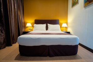 Quarto Executivo, 1 cama queen-size | Secretária, ferro/tábua de engomar, Wi-fi grátis 