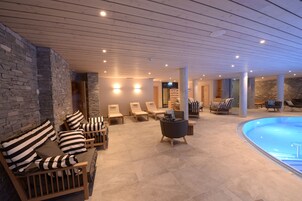 Piscina interna, piscina externa, espreguiçadeiras