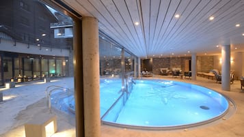 Piscina interior, piscina exterior, espreguiçadeiras