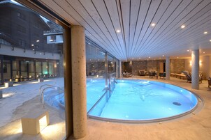 Piscina interna, piscina externa, espreguiçadeiras
