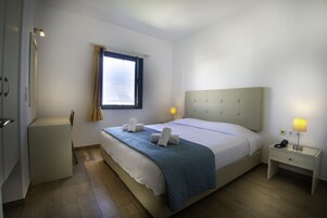 Apartamento Superior, 1 quarto | Camas de colchão viscoelástico, secretária, Wi-fi grátis 