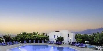 Piscina exterior, espreguiçadeiras 