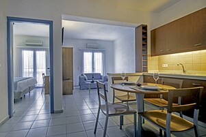 Apartamento Familiar, 1 quarto | Cozinha privada | Um frigorífico, um micro-ondas, uma placa de cozinha 