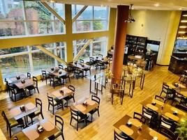 Pequenos-almoços, almoços, jantares servidos, cozinha internacional 