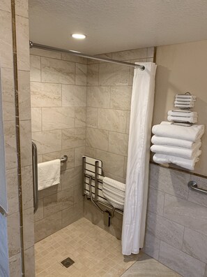 Suite, 1 quarto, acessível, vista para o canal | Casa de banho | Uma combinação polibã/banheira, artigos de higiene pessoal grátis 