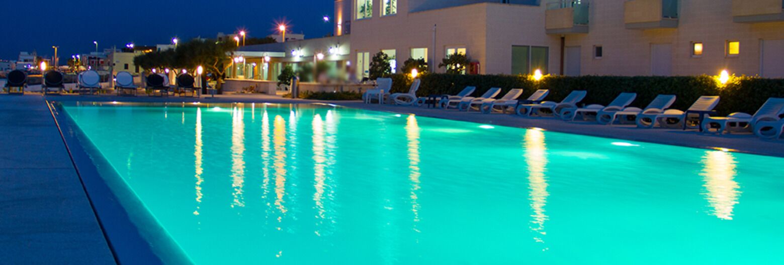 Piscina externa sazonal, guarda-sóis, espreguiçadeiras