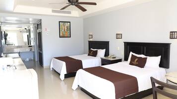 Quarto casal básico | Roupas de cama premium, cofres nos quartos, escrivaninha