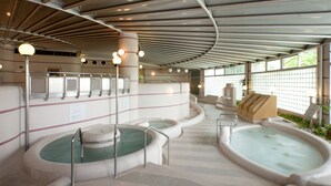 Uma área de spa com várias banheiras de hidromassagem e uma galeria coberta.