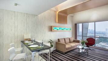 THE 1O1 Suite | Frigobar, cofres nos quartos, escrivaninha