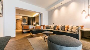 Quarto casal luxo, sacada, vista para a montanha | Comodidades do quarto