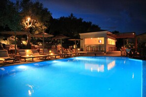 Piscina externa sazonal, funciona das 9h às 21h, guarda-sóis