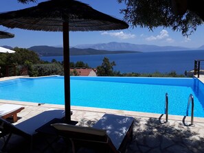 Piscina externa sazonal, funciona das 9h às 21h, guarda-sóis