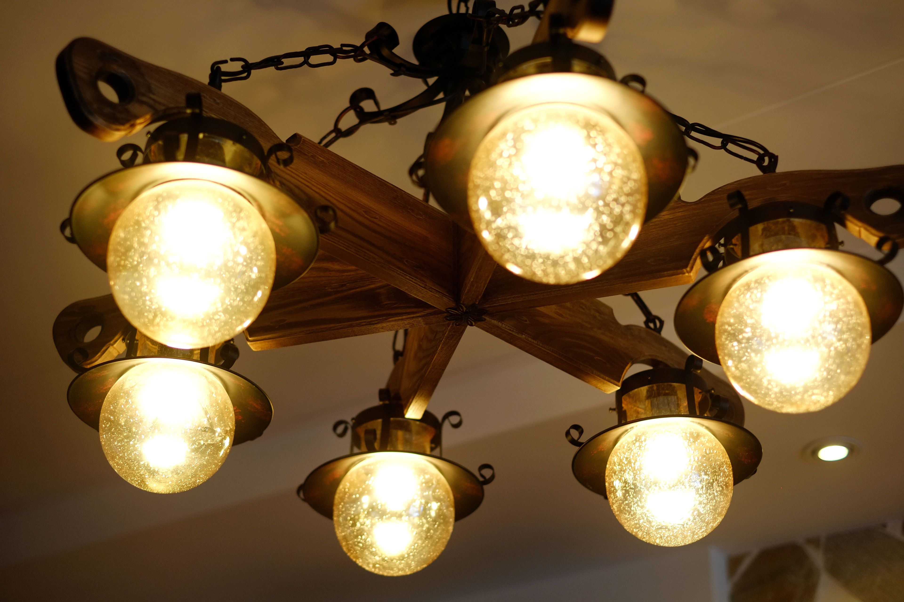 Teto com várias luminárias esféricas.