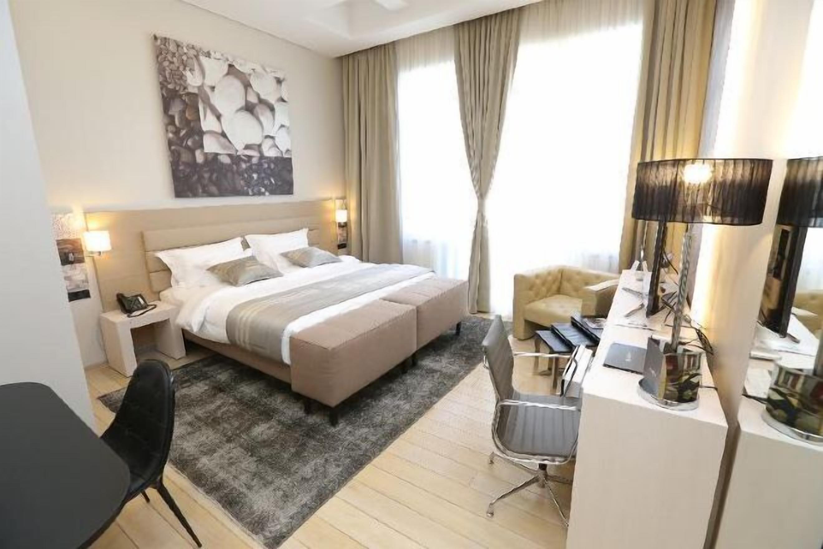 1 quarto, minibar, cofre com capacidade para portátil 