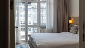 Suíte grand, 1 quarto | 1 quarto, frigobar, cofres nos quartos, individualmente decorados