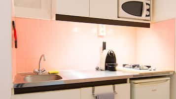 Apartamento (2 adults) | Kitchenette privada | Um frigorífico, um micro-ondas, uma placa de cozinha