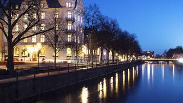 Fachada do alojamento (tarde/noite)