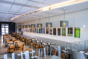 Almoços e jantares servidos, incluindo cozinha internacional 