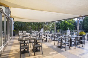 Almoços e jantares servidos, incluindo cozinha internacional