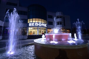 Fachada da propriedade à noite