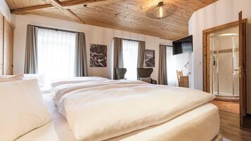 Quarto Triplo | Roupa hipoalergénica, cofre no quarto, secretária