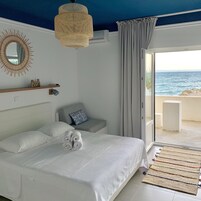 Suíte romântica, terraço, vista para o mar | Escrivaninha, camas extras/dobráveis (sobretaxa), Wi-Fi de cortesia