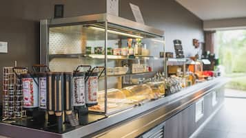 Pequeno-almoço tipo buffet diário (20 EUR por pessoa)