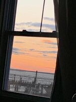 Perto da praia, areia branca, espreguiçadeiras, guarda-sóis 