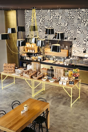 Pequeno-almoço tipo buffet diário mediante uma taxa 