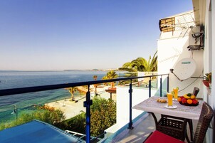 Apartamento panorâmico, terraço, vista para o mar | Sacada