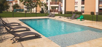 Piscina exterior sazonal