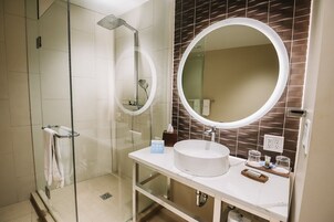 Standard Queen Room  | Casa de banho | Um polibã, produtos de higiene exclusivos, um secador de cabelo 