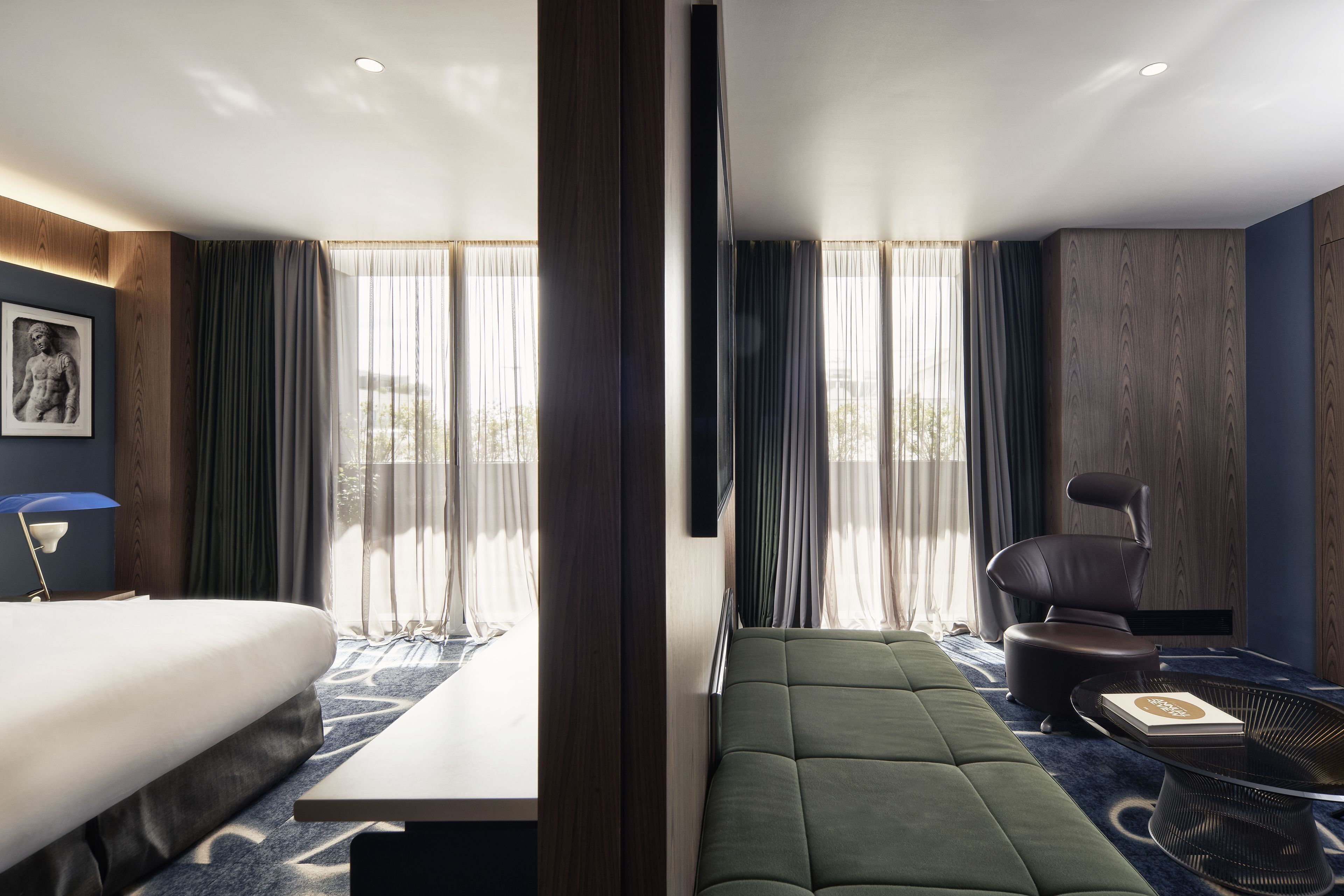 Roupa de alta qualidade, minibar, cofre no quarto, secretária 