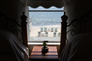 Quarto Quádruplo Panorâmico, casa de banho privativa, vista para o oceano (Room 202) | Vista para a praia ou o mar
