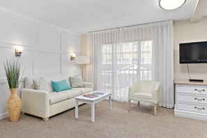 Estúdio, 1 cama Queen e sofá-cama | Área de estar | Smart TV 50 polegadas com canais a cabo, TV, serviços de streaming