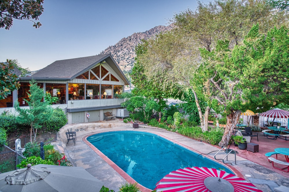 Piazza's Pine Cone Inn - Kernville