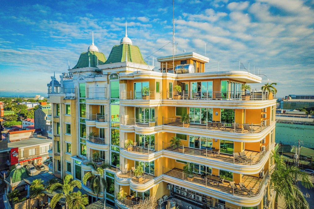 Fields Plaza Condo - Mabalacat