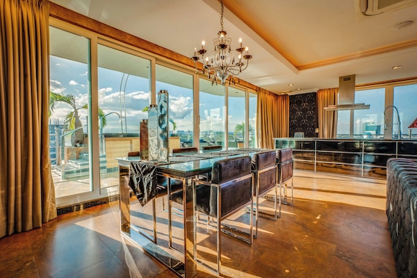 Cobertura, 2 quartos, sacada, vista para a cidade | Opções para refeição no quarto