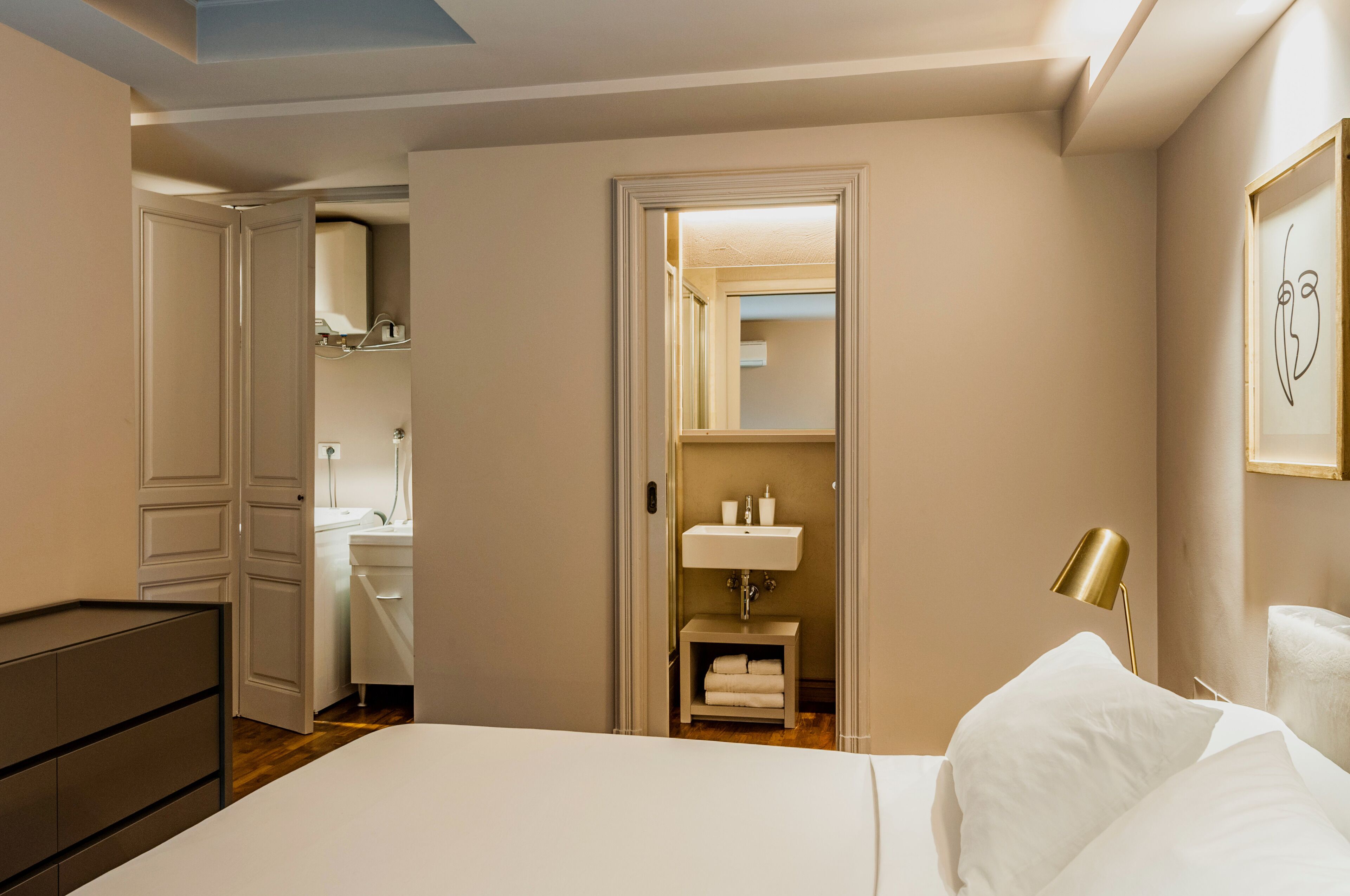 Apartamento superior | Banheiro | Chuveiro, chuveiro com efeito de chuva, produtos de toalete grátis 