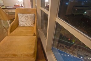 Quarto duplo luxo, vista para a piscina | Roupas de cama premium, cofres nos quartos, escrivaninha