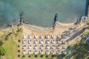 Na praia, espreguiçadeiras, guarda-sóis de praia 