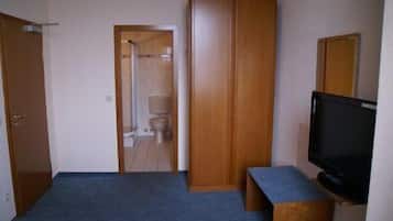 Cofre no quarto, secretária, camas desdobráveis