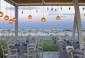 3 restaurantes, almoços servidos, cozinha internacional