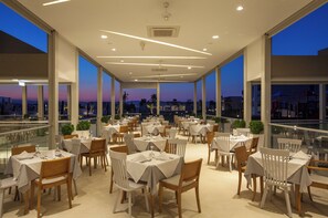 3 restaurantes, almoços servidos, cozinha internacional