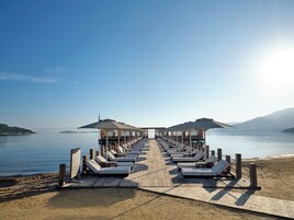 Praia particular, barracas de praia (sobretaxa), espreguiçadeiras 