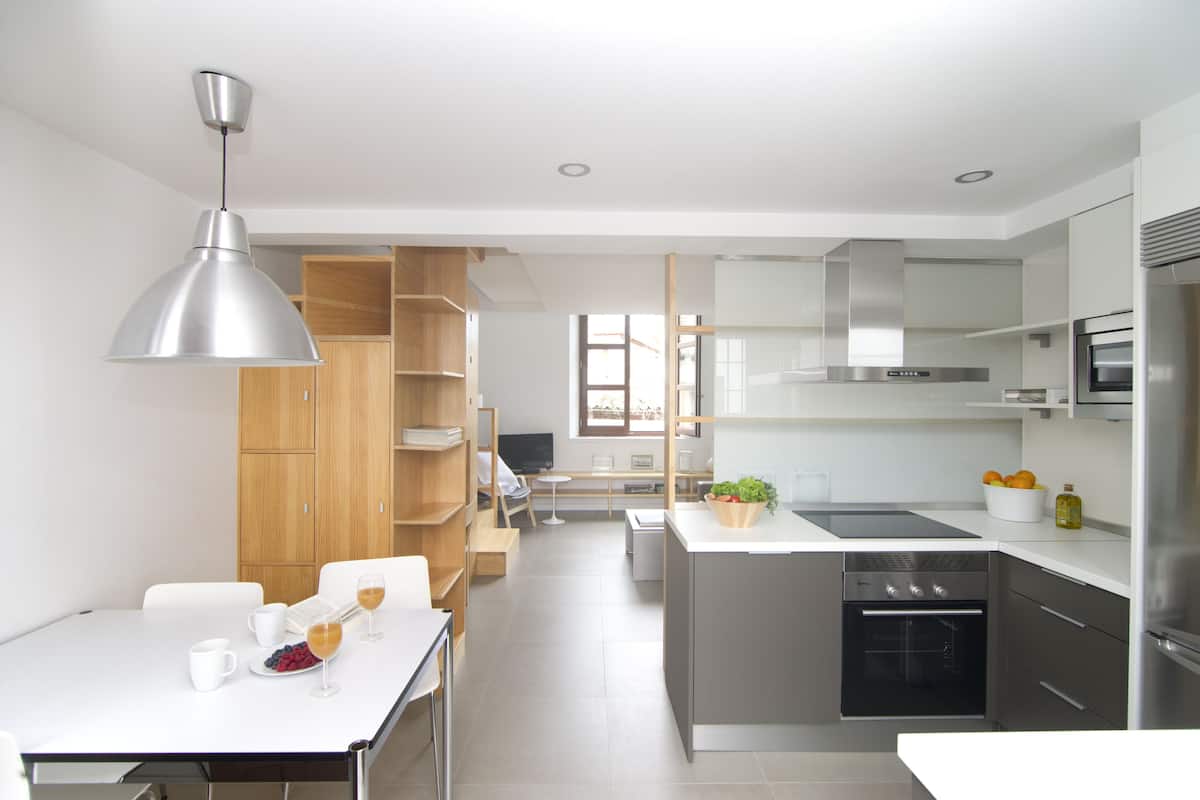 Geladeira grande, micro-ondas, cooktop, lava-louças